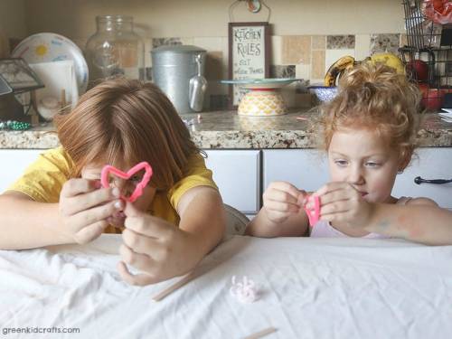 Valentine’s Day Crystal Growing Heart Science – Green Kid Crafts